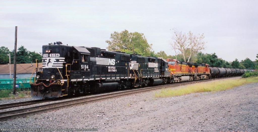 NS 5194 & 5186 GP38-2's to the rescue